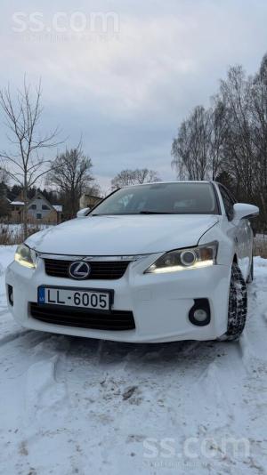 White Lexus CT 2012 in Riga, with an engine capacity of 1.80 L and mileage of 236 thousand km for 8000 €, photo 4 on AUTOMOTO.COM.LV