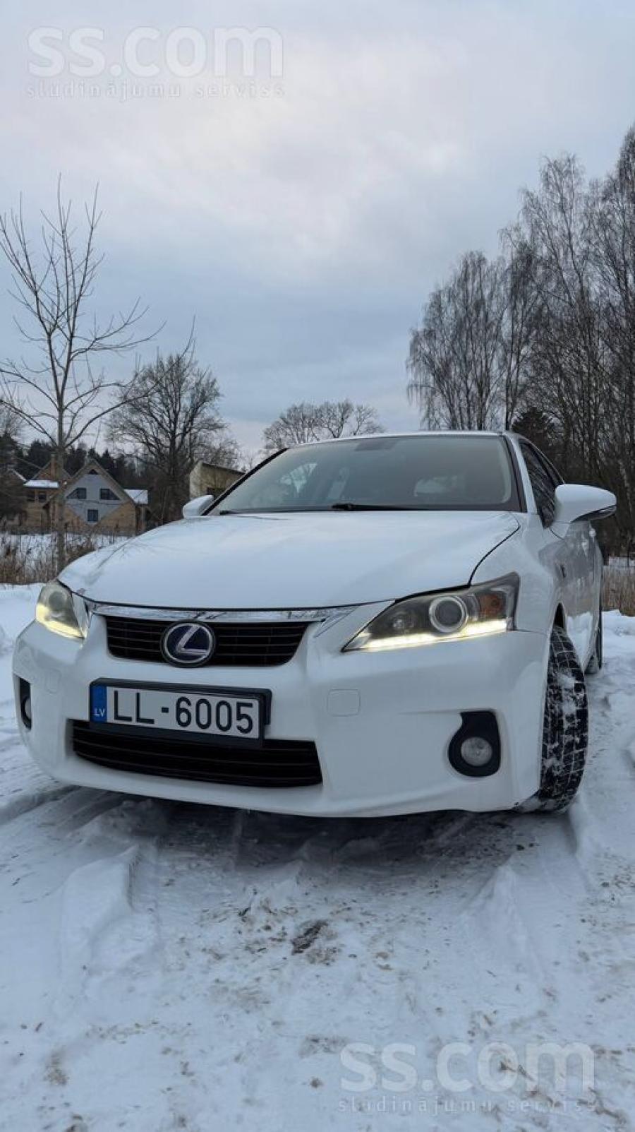 White Lexus CT 2012 in Riga, with an engine capacity of 1.80 L and mileage of 236 thousand km for 8000 €, photo 4 on AUTOMOTO.COM.LV