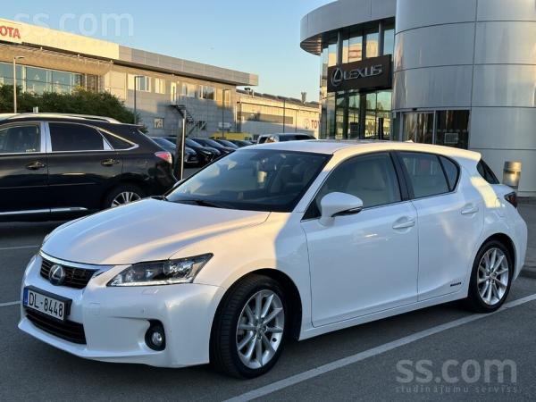White Lexus CT 2012 in Riga, with an engine capacity of 1.80 L and mileage of 148 thousand km for 11900 €, photo 2 on AUTOMOTO.COM.LV