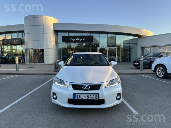 White Lexus CT 2012 in Riga, with an engine capacity of 1.80 L and mileage of 148 thousand km for 11900 €, photo 4 on AUTOMOTO.COM.LV