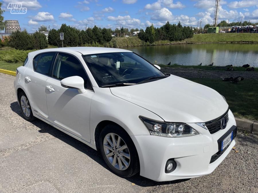 White Lexus CT 2013 in Vilnius, with an engine capacity of 1.80 L and mileage of 228 thousand km for 7950 €, photo 1 on AUTOMOTO.COM.LV