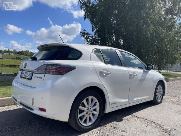 White Lexus CT 2013 in Vilnius, with an engine capacity of 1.80 L and mileage of 228 thousand km for 7950 €, photo 4 on AUTOMOTO.COM.LV