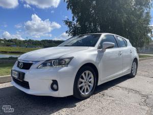 White Lexus CT 2013 in Vilnius, with an engine capacity of 1.80 L and mileage of 228 thousand km for 7950 €, photo 5 on AUTOMOTO.COM.LV