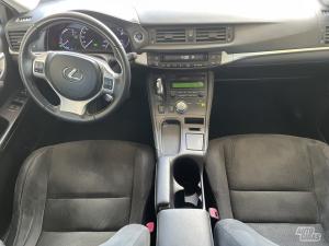 White Lexus CT 2013 in Vilnius, with an engine capacity of 1.80 L and mileage of 228 thousand km for 7950 €, photo 7 on AUTOMOTO.COM.LV