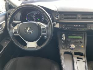 White Lexus CT 2013 in Vilnius, with an engine capacity of 1.80 L and mileage of 228 thousand km for 7950 €, photo 8 on AUTOMOTO.COM.LV