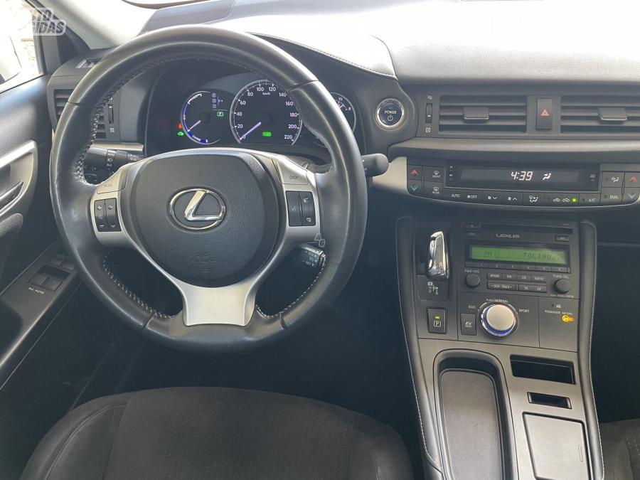 White Lexus CT 2013 in Vilnius, with an engine capacity of 1.80 L and mileage of 228 thousand km for 7950 €, photo 8 on AUTOMOTO.COM.LV