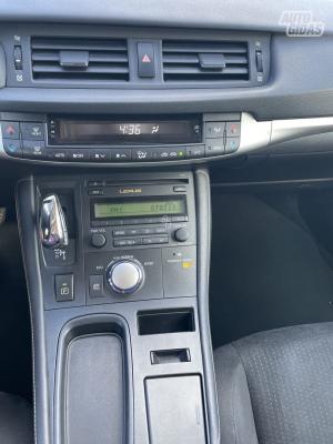 White Lexus CT 2013 in Vilnius, with an engine capacity of 1.80 L and mileage of 228 thousand km for 7950 €, photo 17 on AUTOMOTO.COM.LV