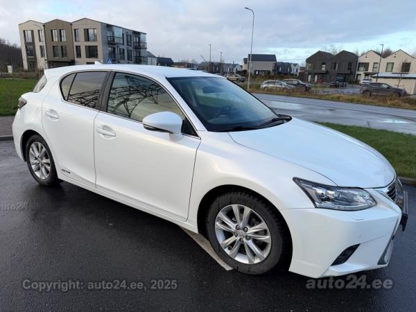 White Lexus CT 2014 in Tallinn, with an engine capacity of 1.80 L and mileage of 142 thousand km for 10200 €, photo 2 on AUTOMOTO.COM.LV