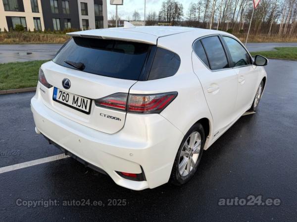 White Lexus CT 2014 in Tallinn, with an engine capacity of 1.80 L and mileage of 142 thousand km for 10200 €, photo 4 on AUTOMOTO.COM.LV