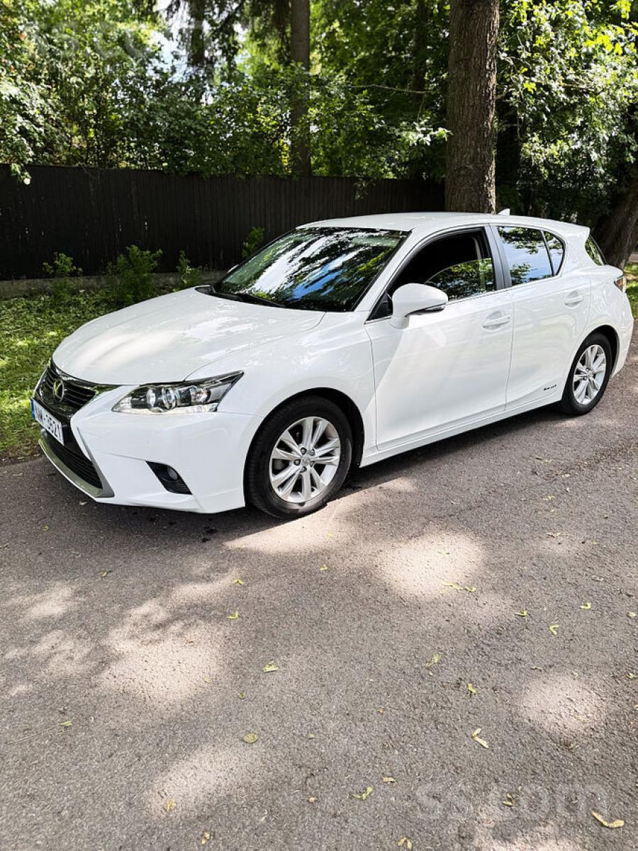 White Lexus CT 2014 in Riga, with an engine capacity of 1.80 L and mileage of 252 thousand km for 11900 €, photo 1 on AUTOMOTO.COM.LV
