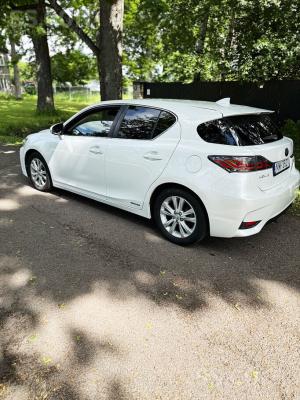 White Lexus CT 2014 in Riga, with an engine capacity of 1.80 L and mileage of 252 thousand km for 11900 €, photo 3 on AUTOMOTO.COM.LV