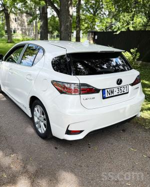 White Lexus CT 2014 in Riga, with an engine capacity of 1.80 L and mileage of 252 thousand km for 11900 €, photo 4 on AUTOMOTO.COM.LV