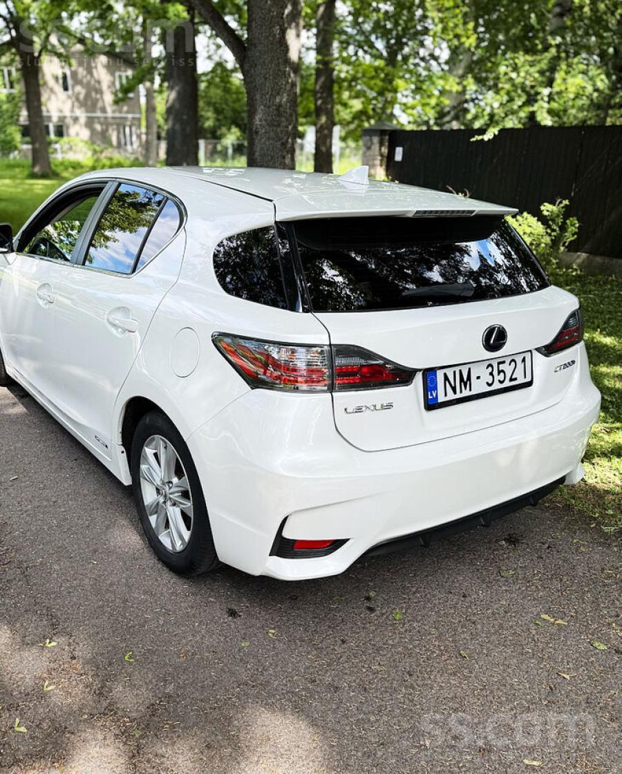 White Lexus CT 2014 in Riga, with an engine capacity of 1.80 L and mileage of 252 thousand km for 11900 €, photo 4 on AUTOMOTO.COM.LV