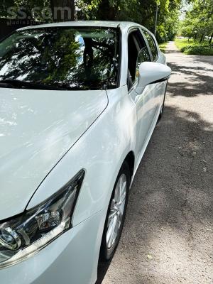 White Lexus CT 2014 in Riga, with an engine capacity of 1.80 L and mileage of 252 thousand km for 11900 €, photo 5 on AUTOMOTO.COM.LV