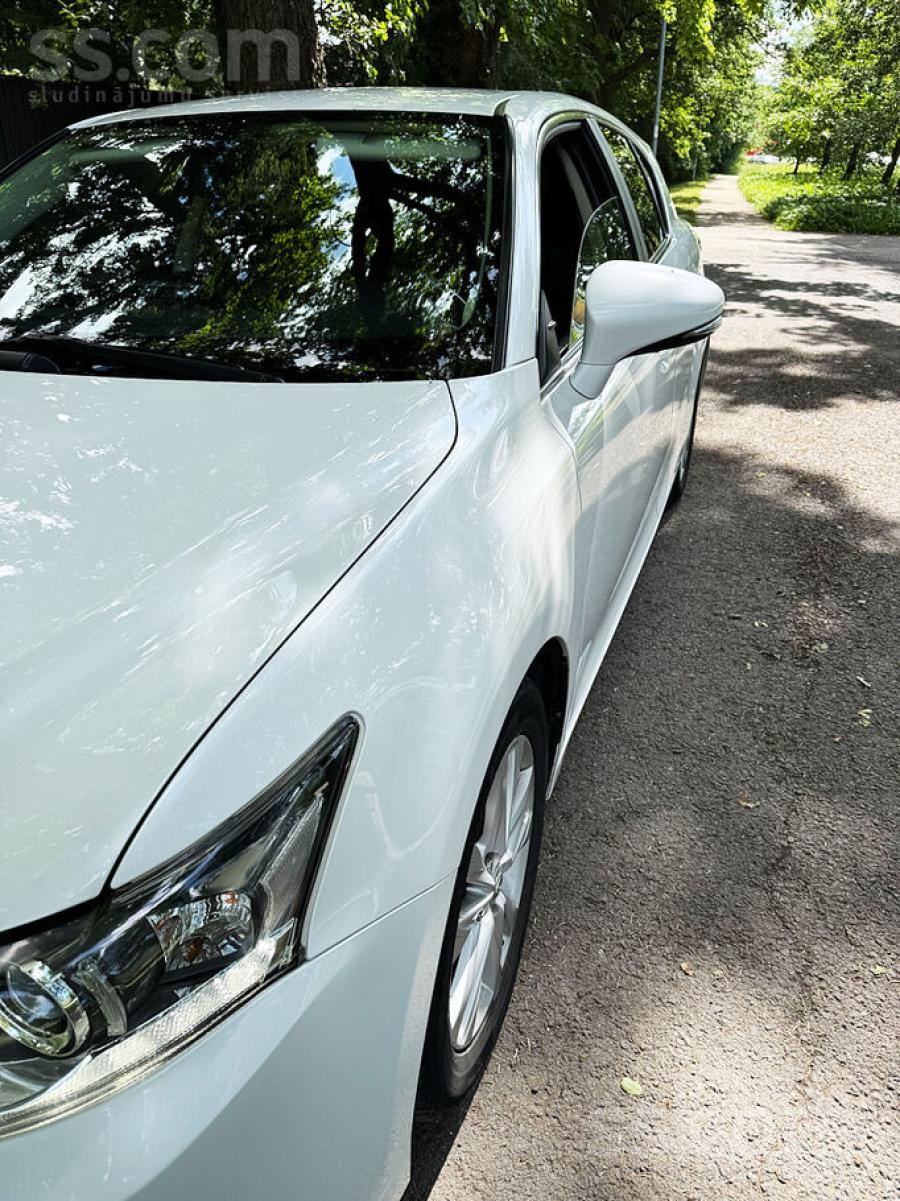 White Lexus CT 2014 in Riga, with an engine capacity of 1.80 L and mileage of 252 thousand km for 11900 €, photo 5 on AUTOMOTO.COM.LV