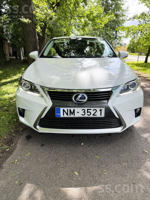 White Lexus CT 2014 in Riga, with an engine capacity of 1.80 L and mileage of 252 thousand km for 11900 €, photo 6 on AUTOMOTO.COM.LV