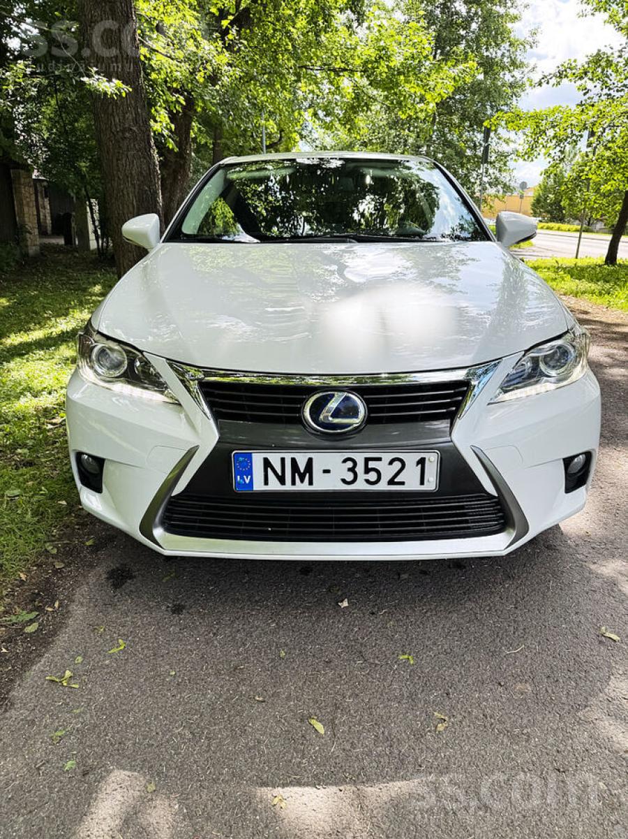 White Lexus CT 2014 in Riga, with an engine capacity of 1.80 L and mileage of 252 thousand km for 11900 €, photo 6 on AUTOMOTO.COM.LV