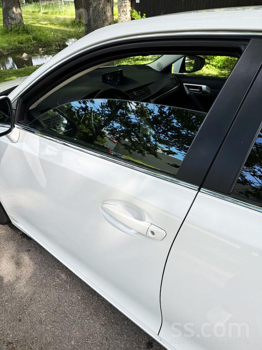 White Lexus CT 2014 in Riga, with an engine capacity of 1.80 L and mileage of 252 thousand km for 11900 €, photo 7 on AUTOMOTO.COM.LV