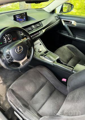 White Lexus CT 2014 in Riga, with an engine capacity of 1.80 L and mileage of 252 thousand km for 11900 €, photo 8 on AUTOMOTO.COM.LV
