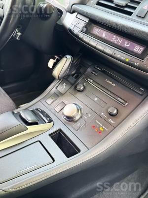 White Lexus CT 2014 in Riga, with an engine capacity of 1.80 L and mileage of 252 thousand km for 11900 €, photo 10 on AUTOMOTO.COM.LV