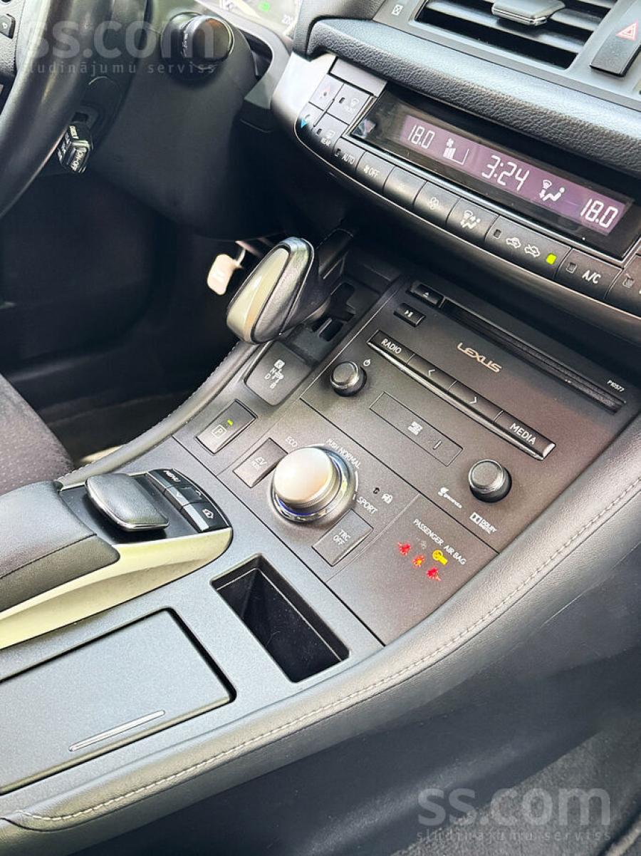 White Lexus CT 2014 in Riga, with an engine capacity of 1.80 L and mileage of 252 thousand km for 11900 €, photo 10 on AUTOMOTO.COM.LV