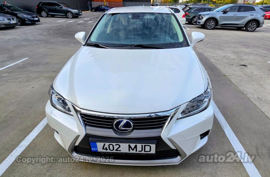 White Lexus CT 2014 in Tallinn, with an engine capacity of 1.80 L and mileage of 130 thousand km for 12900 €, photo 3 on AUTOMOTO.COM.LV