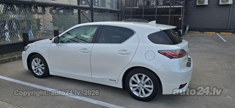 White Lexus CT 2014 in Tallinn, with an engine capacity of 1.80 L and mileage of 130 thousand km for 12900 €, photo 5 on AUTOMOTO.COM.LV