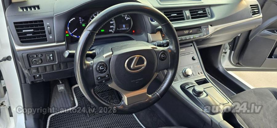 White Lexus CT 2014 in Tallinn, with an engine capacity of 1.80 L and mileage of 130 thousand km for 12900 €, photo 12 on AUTOMOTO.COM.LV