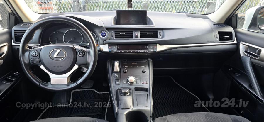 White Lexus CT 2014 in Tallinn, with an engine capacity of 1.80 L and mileage of 130 thousand km for 12900 €, photo 14 on AUTOMOTO.COM.LV