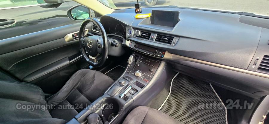 White Lexus CT 2014 in Tallinn, with an engine capacity of 1.80 L and mileage of 130 thousand km for 12900 €, photo 15 on AUTOMOTO.COM.LV