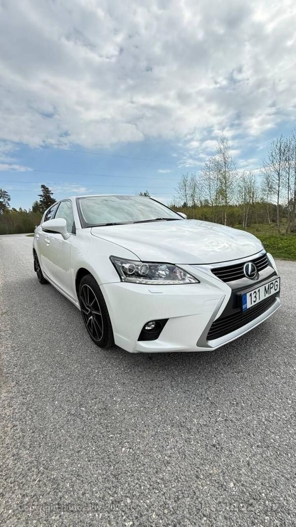 White Lexus CT 2015 in Tallinn, with an engine capacity of 1.80 L and mileage of 189 thousand km for 12500 €, photo 1 on AUTOMOTO.COM.LV