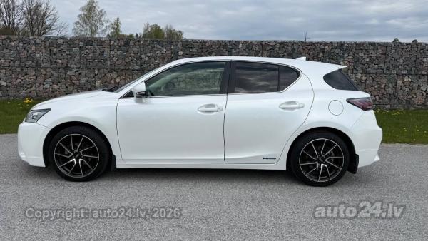White Lexus CT 2015 in Tallinn, with an engine capacity of 1.80 L and mileage of 189 thousand km for 12500 €, photo 4 on AUTOMOTO.COM.LV