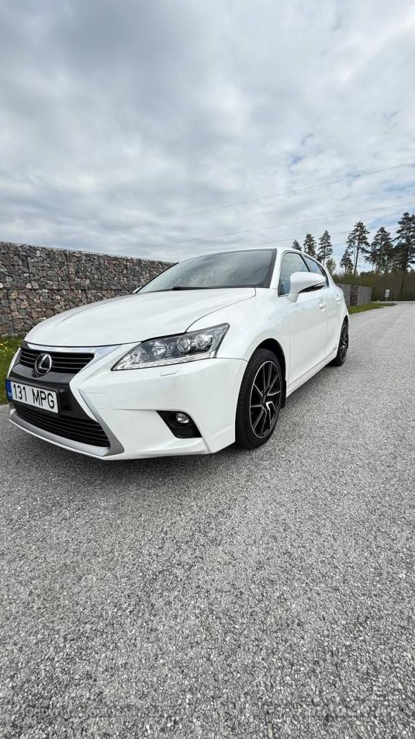 White Lexus CT 2015 in Tallinn, with an engine capacity of 1.80 L and mileage of 189 thousand km for 12500 €, photo 5 on AUTOMOTO.COM.LV