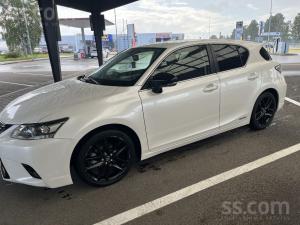 White Lexus CT 2015 in Riga, with an engine capacity of 1.80 L and mileage of 250 thousand km for 12600 €, photo 3 on AUTOMOTO.COM.LV