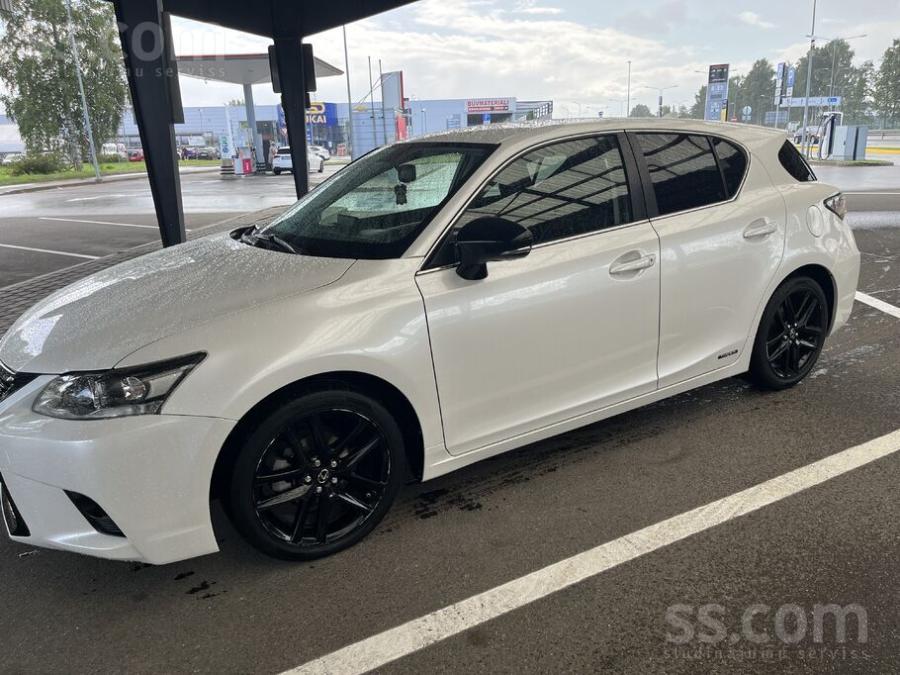 White Lexus CT 2015 in Riga, with an engine capacity of 1.80 L and mileage of 250 thousand km for 12600 €, photo 3 on AUTOMOTO.COM.LV