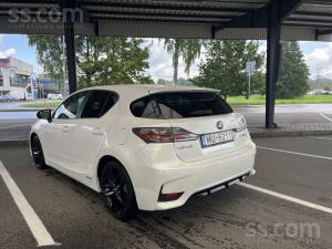 White Lexus CT 2015 in Riga, with an engine capacity of 1.80 L and mileage of 250 thousand km for 12600 €, photo 4 on AUTOMOTO.COM.LV