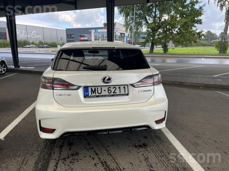 White Lexus CT 2015 in Riga, with an engine capacity of 1.80 L and mileage of 250 thousand km for 12600 €, photo 5 on AUTOMOTO.COM.LV