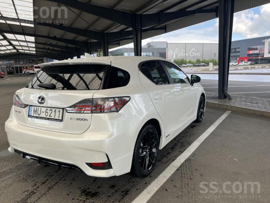 White Lexus CT 2015 in Riga, with an engine capacity of 1.80 L and mileage of 250 thousand km for 12600 €, photo 6 on AUTOMOTO.COM.LV
