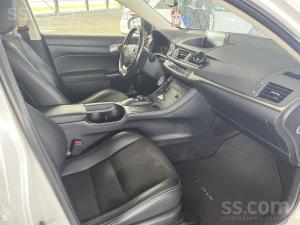 White Lexus CT 2015 in Riga, with an engine capacity of 1.80 L and mileage of 250 thousand km for 12600 €, photo 7 on AUTOMOTO.COM.LV