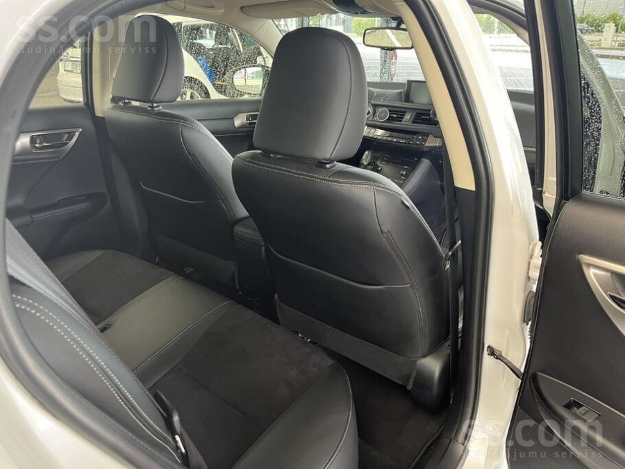White Lexus CT 2015 in Riga, with an engine capacity of 1.80 L and mileage of 250 thousand km for 12600 €, photo 8 on AUTOMOTO.COM.LV