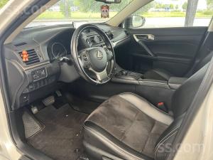 White Lexus CT 2015 in Riga, with an engine capacity of 1.80 L and mileage of 250 thousand km for 12600 €, photo 9 on AUTOMOTO.COM.LV