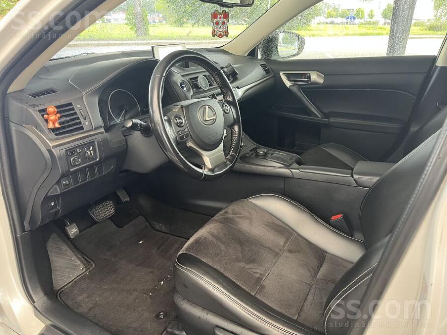 White Lexus CT 2015 in Riga, with an engine capacity of 1.80 L and mileage of 250 thousand km for 12600 €, photo 9 on AUTOMOTO.COM.LV