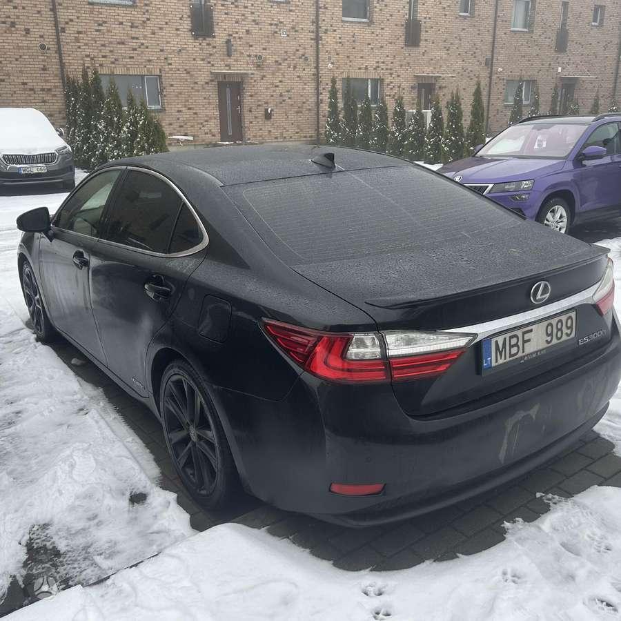 Black Lexus ES 300 H 2016 in Vilnius, with an engine capacity of 2.49 L and mileage of 207 thousand km for 18000 €, photo 3 on AUTOMOTO.COM.LV