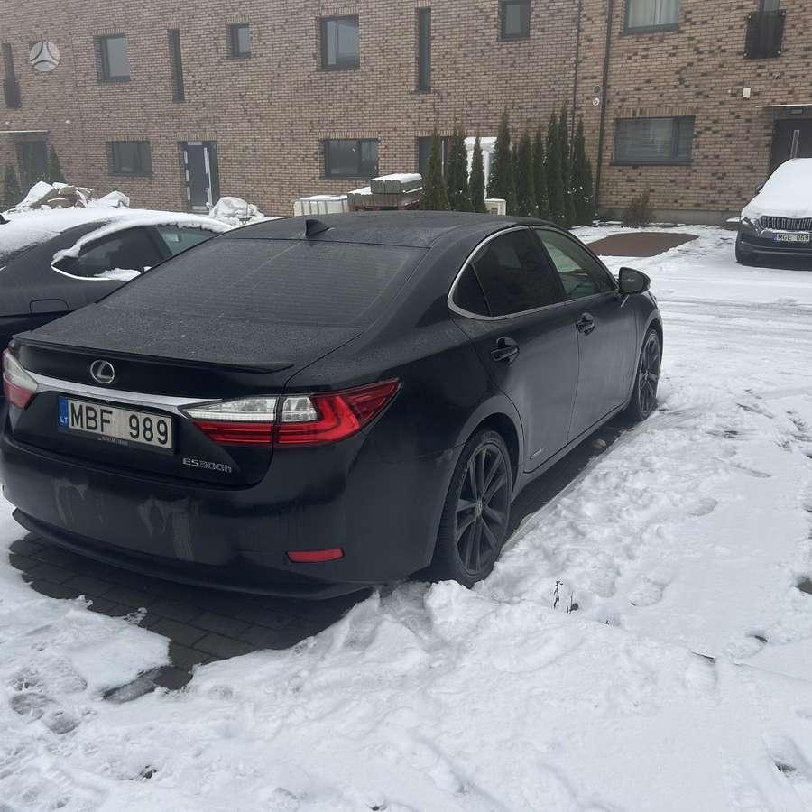 Black Lexus ES 300 H 2016 in Vilnius, with an engine capacity of 2.49 L and mileage of 207 thousand km for 18000 €, photo 4 on AUTOMOTO.COM.LV