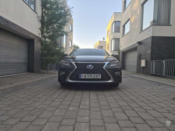 Melns Lexus ES 300 H 2018 Viļņa, ar dzinēja tilpumu 2.49 L un nobraukumu 260 tūkst. km par 18380 €, foto 3 vietnē AUTOMOTO.COM.LV