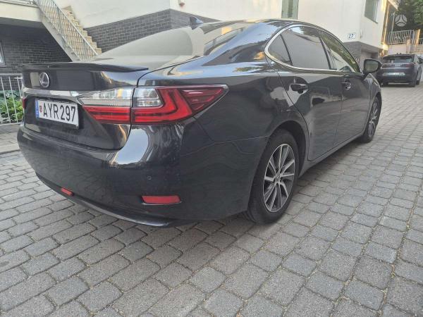 Melns Lexus ES 300 H 2018 Viļņa, ar dzinēja tilpumu 2.49 L un nobraukumu 260 tūkst. km par 18380 €, foto 5 vietnē AUTOMOTO.COM.LV