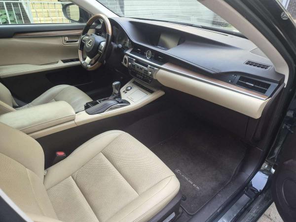Melns Lexus ES 300 H 2018 Viļņa, ar dzinēja tilpumu 2.49 L un nobraukumu 260 tūkst. km par 18380 €, foto 7 vietnē AUTOMOTO.COM.LV