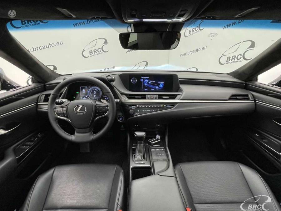 Black Lexus ES 300 H 2020 in Vilnius, with an engine capacity of 2.49 L and mileage of 202 thousand km for 24500 €, photo 4 on AUTOMOTO.COM.LV