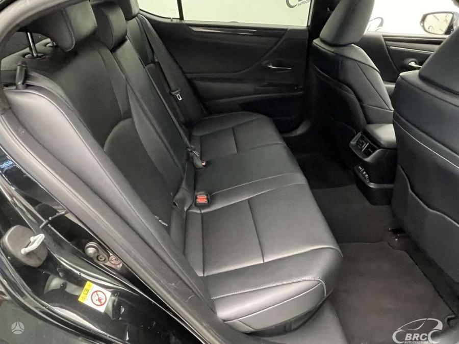 Black Lexus ES 300 H 2020 in Vilnius, with an engine capacity of 2.49 L and mileage of 202 thousand km for 24500 €, photo 12 on AUTOMOTO.COM.LV
