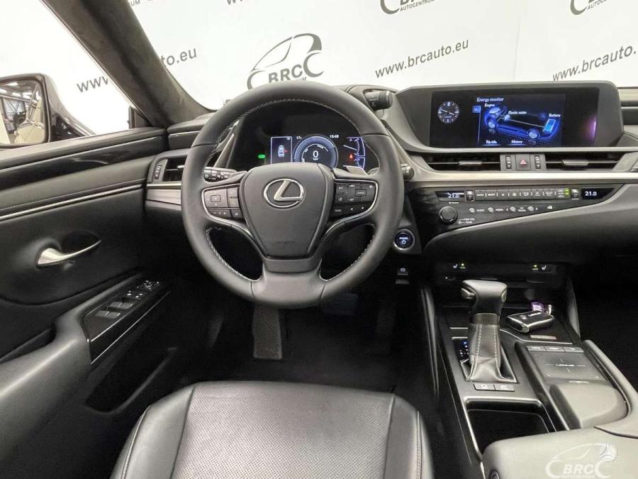 Black Lexus ES 300 H 2020 in Vilnius, with an engine capacity of 2.49 L and mileage of 202 thousand km for 24500 €, photo 15 on AUTOMOTO.COM.LV